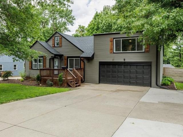 1244 70th St, Windsor Heights, IA 50324