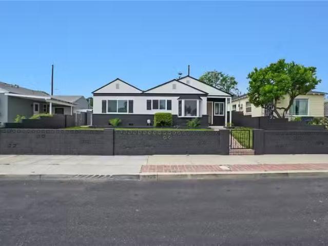 1245 North Whitnall Highway, Burbank, CA 91505