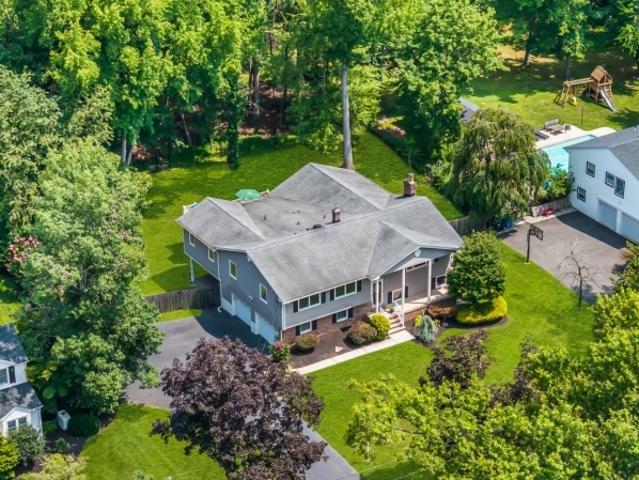 1245 Sunnyfield Ln