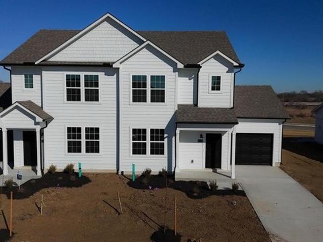 12401 S Acacia Dr, Lee's Summit, MO 64086