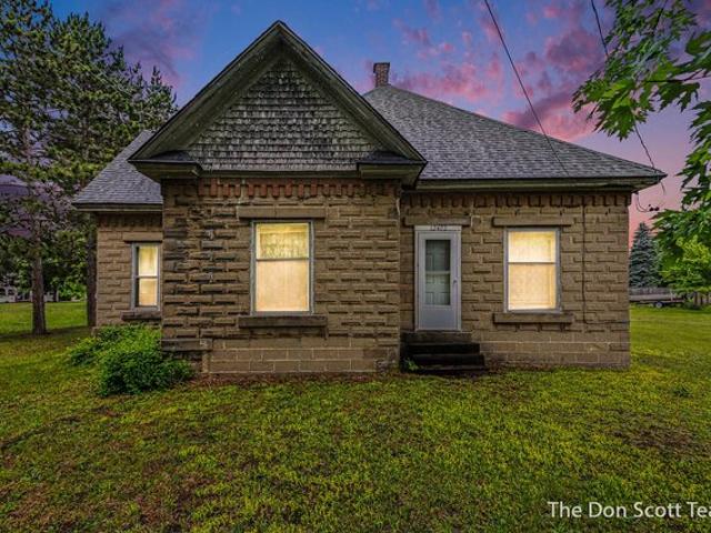 12402 Crockery Creek Dr, Ravenna, MI 49451