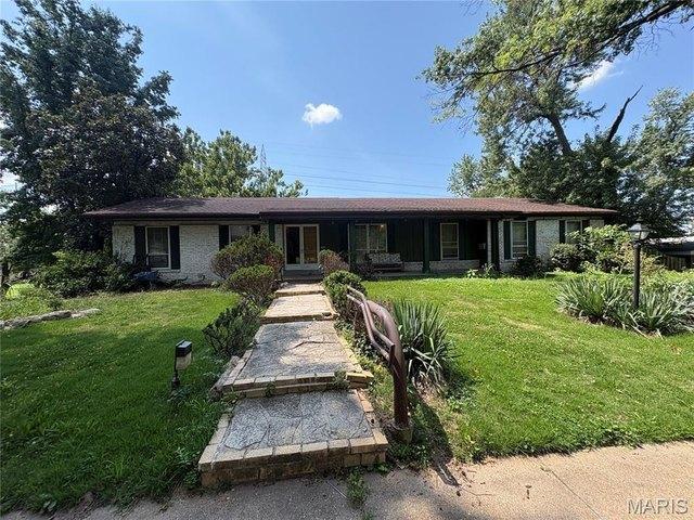 12404 Merrick Dr, Saint Louis, MO 63146