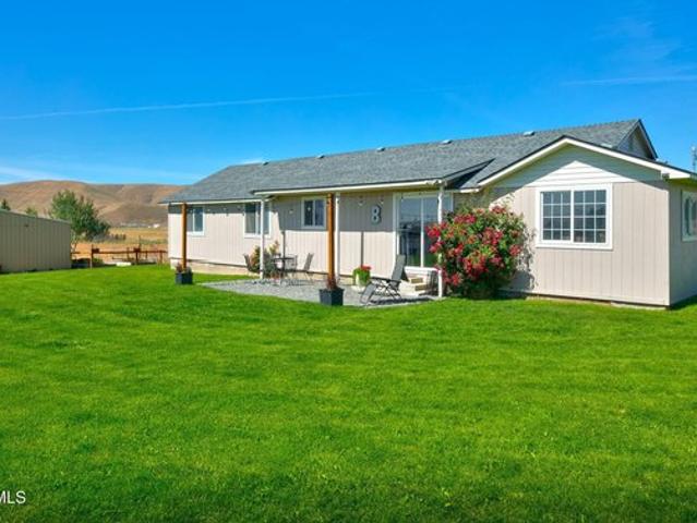 1240 W Huntzinger Rd, Selah, WA 98942