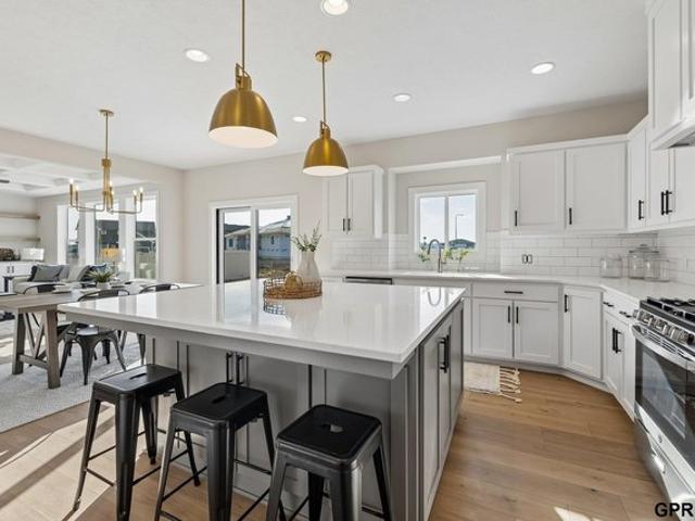 12413 Fenwick St, Papillion, NE 68046