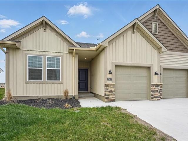 12412 S Acacia Dr, Lee's Summit, MO 64086