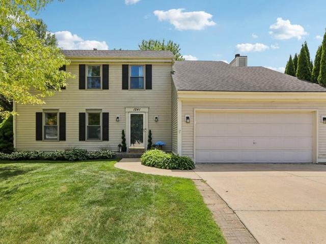 1241 Riverton Dr, Mukwonago, WI 53149