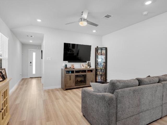1242 Amistad Loop