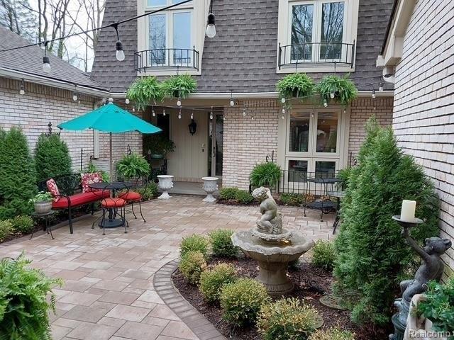 1243 Woodcrest Cir, Bloomfield Hills, MI 48304