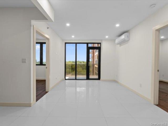 124 28 Queens Boulevard 12A
