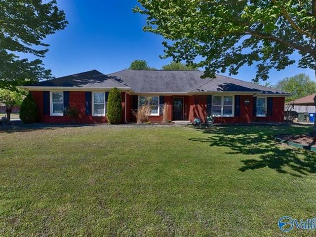 124 Derwent Ln NW, Huntsville, AL 35810