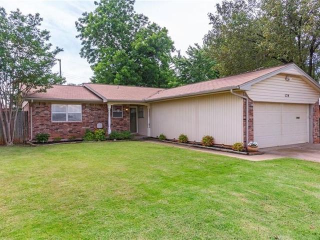 124 Oakside Dr, Moore, OK 73160