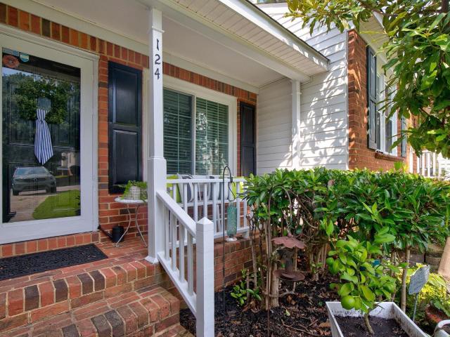 124 N Lake Pointe Drive
