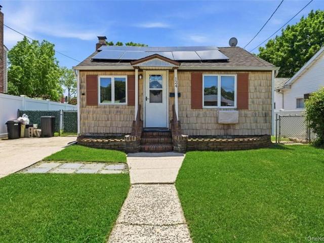 124 N Linden St, Massapequa, NY 11758