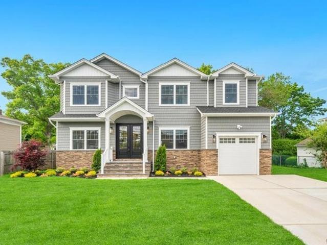 124 North Dr, Massapequa, NY 11758