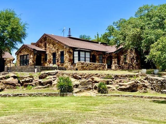 124 S 3rd St, Jacksboro, TX 76458