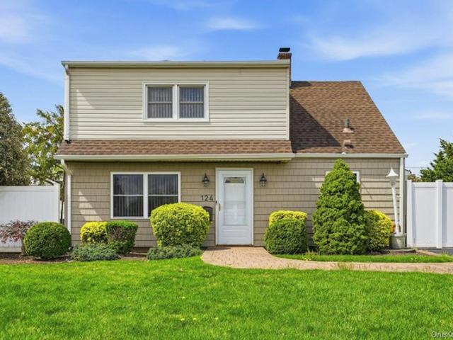 124 Saddle Ln, Levittown, NY 11756