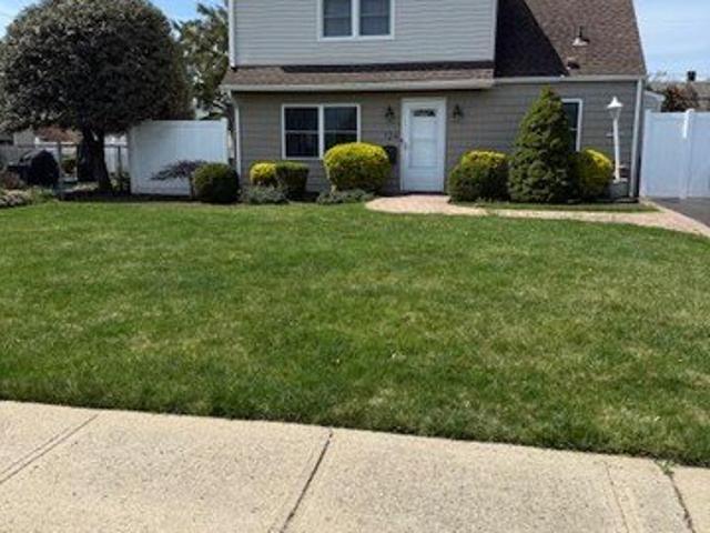 124 Saddle Ln, Levittown, NY 11756