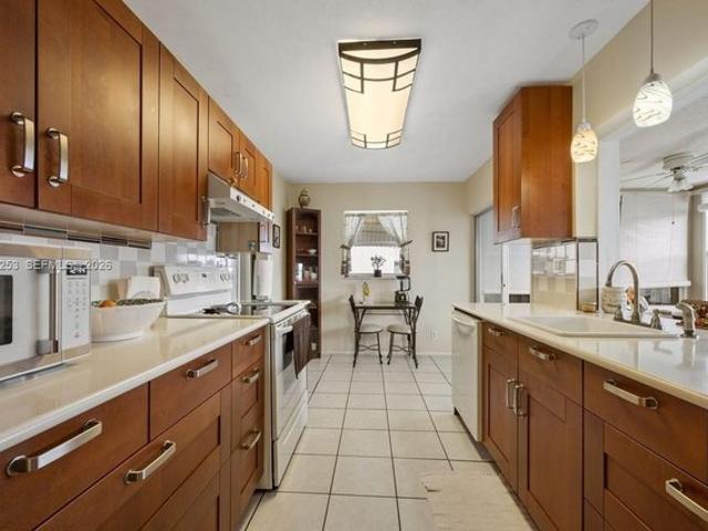 124 SW 10th St, Boynton Beach, FL 33426