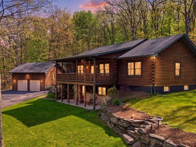 124 Water View Dr, Hawley, PA 18428