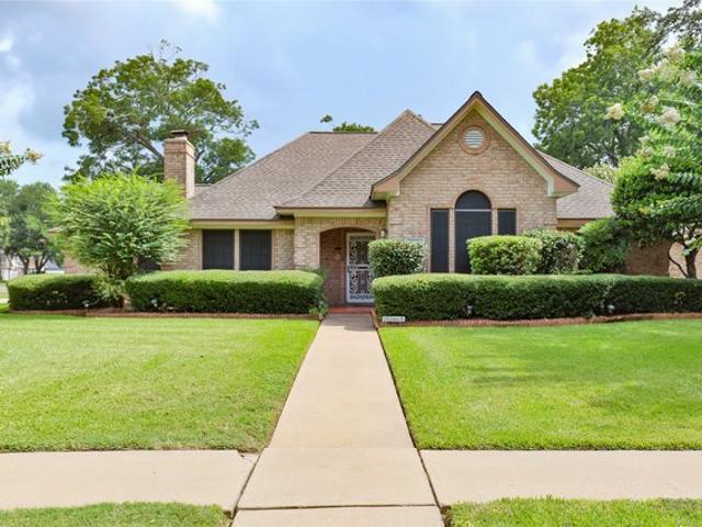 124 Zinnia St, Lake Jackson, TX 77566