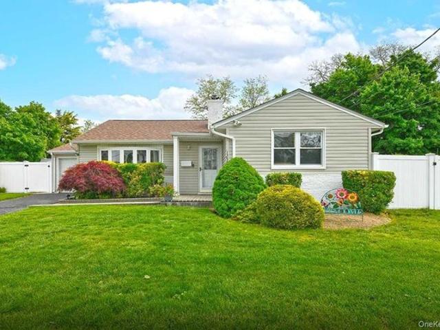 1254 Parkwood Dr, Merrick, NY 11566