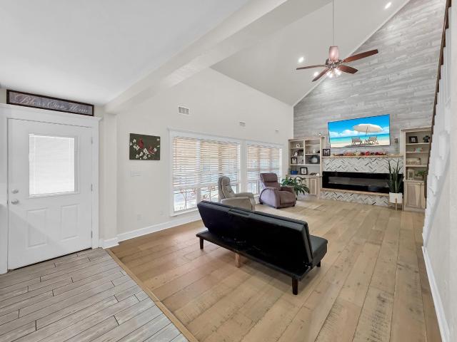 1255 E Pineshadows Drive