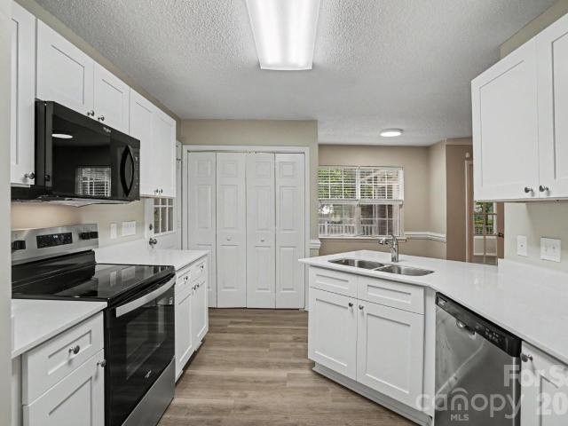 1255 Hawthorne Drive