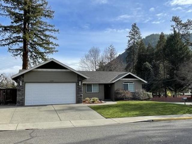 1255 SE Krystin Pl, Grants Pass, OR 97526