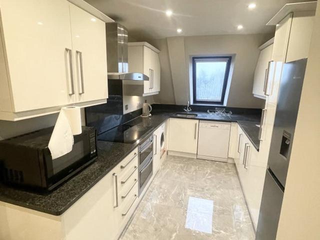 £ 1250 en suite rm to rent Huge 3 bed 2 bath flat
