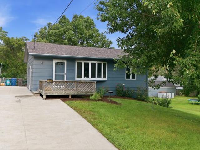 1252 E 36th St, Des Moines, IA 50317