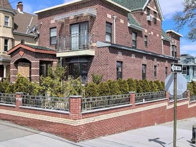 125 1 th Ave, College Point, NY 11356