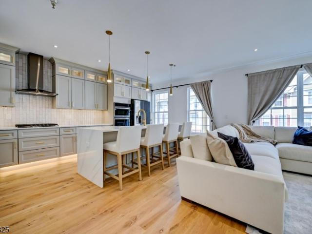 125 Conover Ter