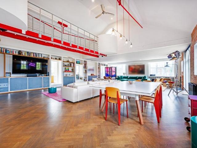 125 Battersea High Street London SW11 3 bed flat to rent £7,500 pcm £1,731 pw