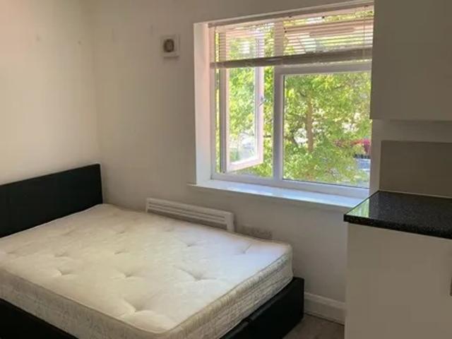 125 Bishopsford Road, London, SM4 6DU, United Kingdom | Room for rent #167713414 | Rentberry