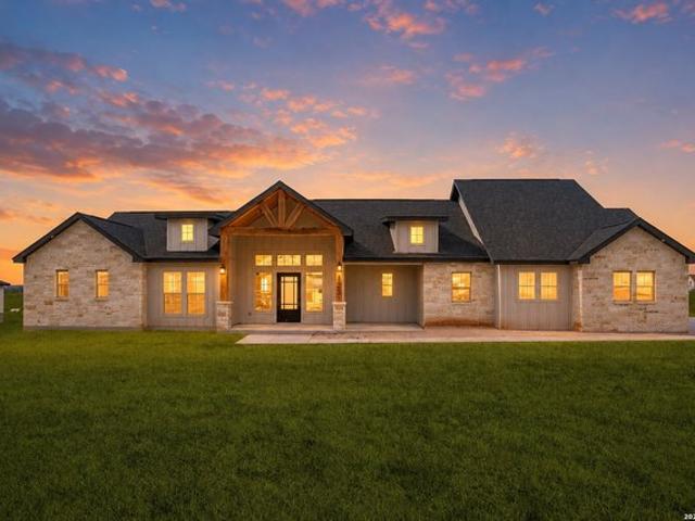 125 Dragonfly Dr, La Vernia, TX 78121