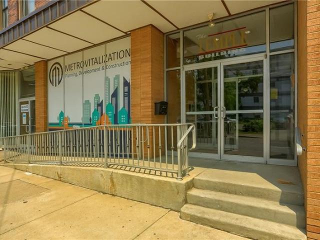 125 E North St