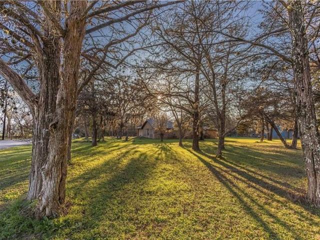 125 Forrest Ln, Brenham, TX 77833