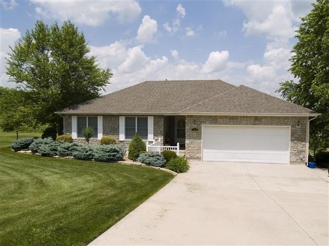 125 Hatchell Rd, Tonganoxie, KS 66086