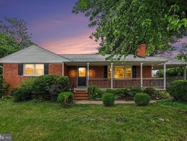 125 Hillcrest Dr, Fredericksburg, VA 22401