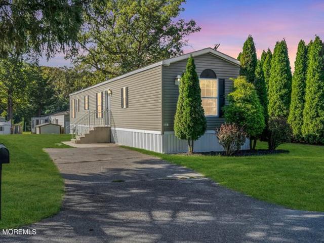 125 Oak Dr, Manchester, NJ 08759