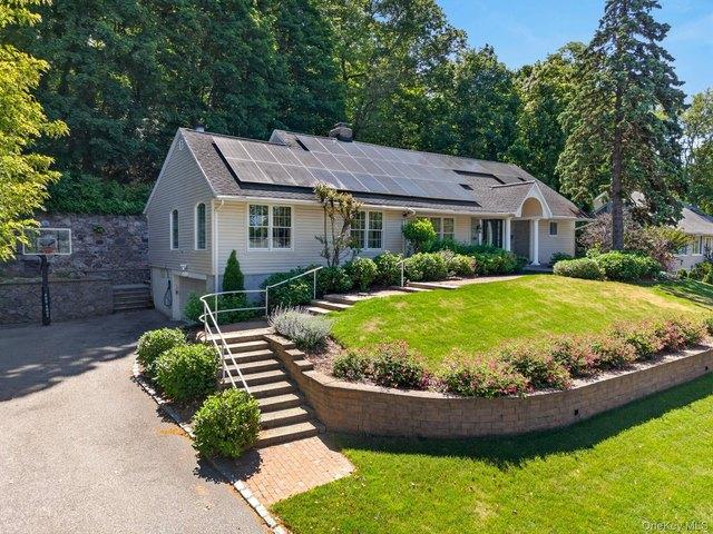 125 Mimosa Dr, East Hills, NY 11576