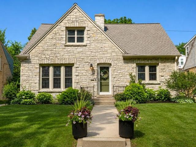 125 N 85th St, Wauwatosa, WI 53226