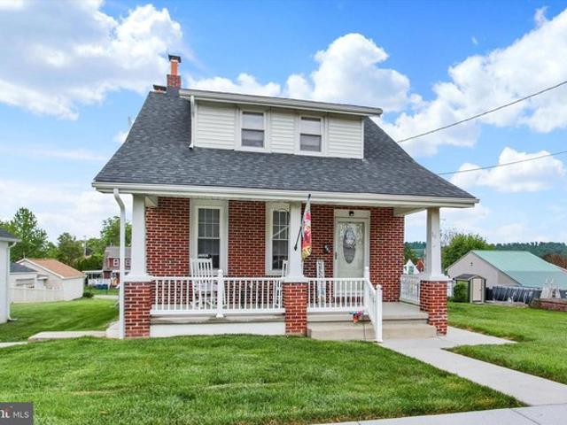 125 N High St, Spring Grove, PA 17362