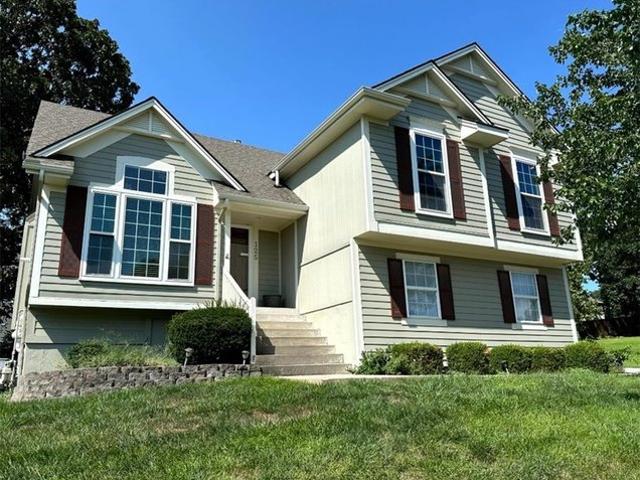 125 NW Whitlock St, Lee's Summit, MO 64081