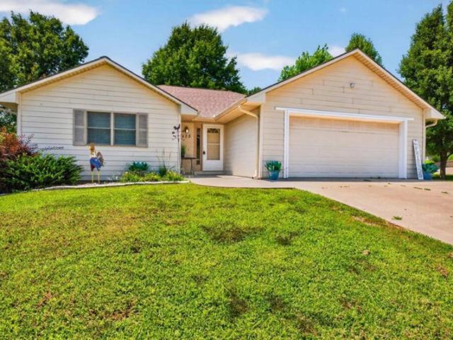 125 Shelby Dr, Holton, KS 66436