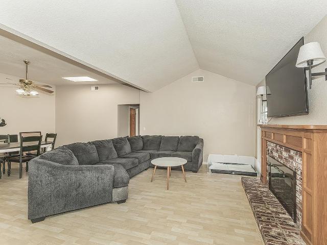 125 Queen Ln, Madera, CA 93637 | MLS #645148 | Compass