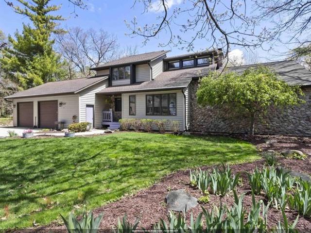 125 Traders Point Ln, Green Bay, WI 54302