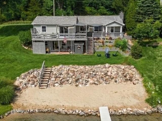 12645 Oakwood Shores St, Wayland, MI 49348