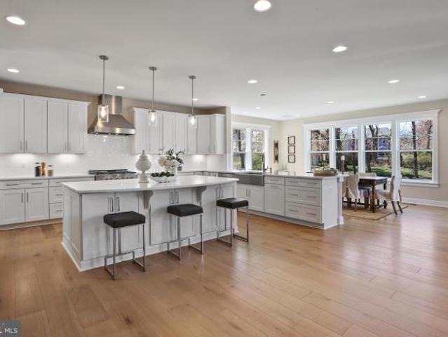 12658 Popes Head Rd, Clifton, VA 20124