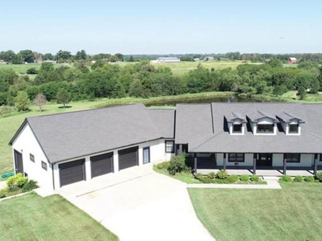 1265 Lakeview Ln, Beatrice, NE 68310